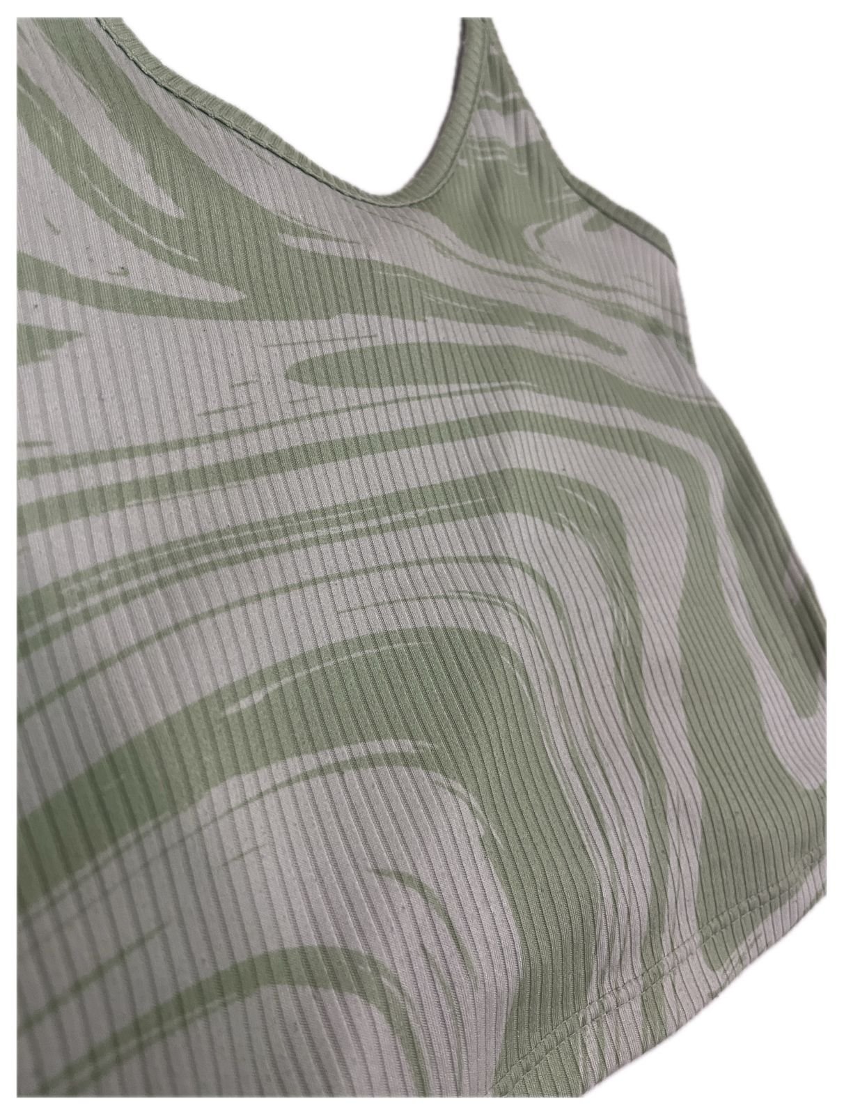 Top con diseño verde | Sweatsy