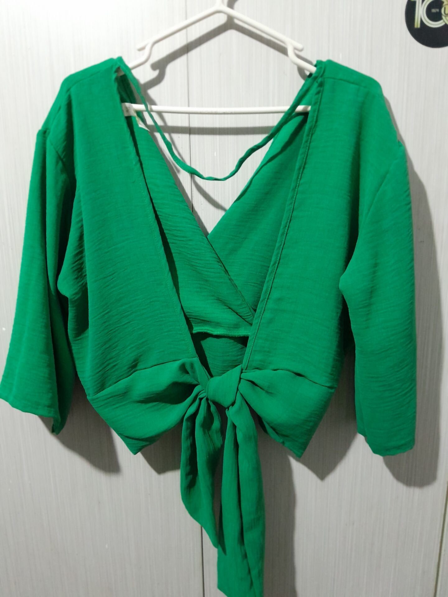 Blusa verde con escote en la espalda | Sweatsy