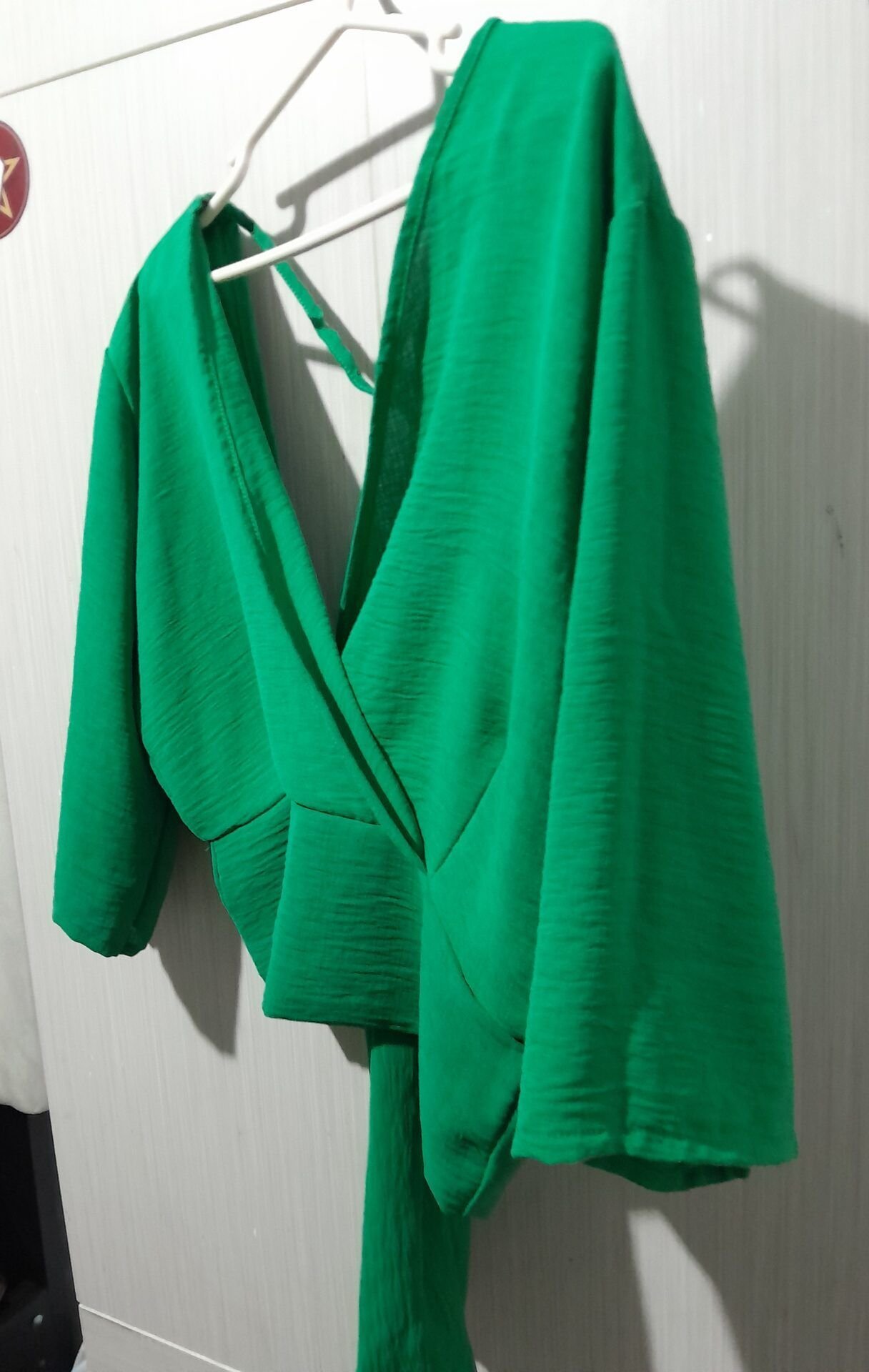 Blusa verde con escote en la espalda | Sweatsy